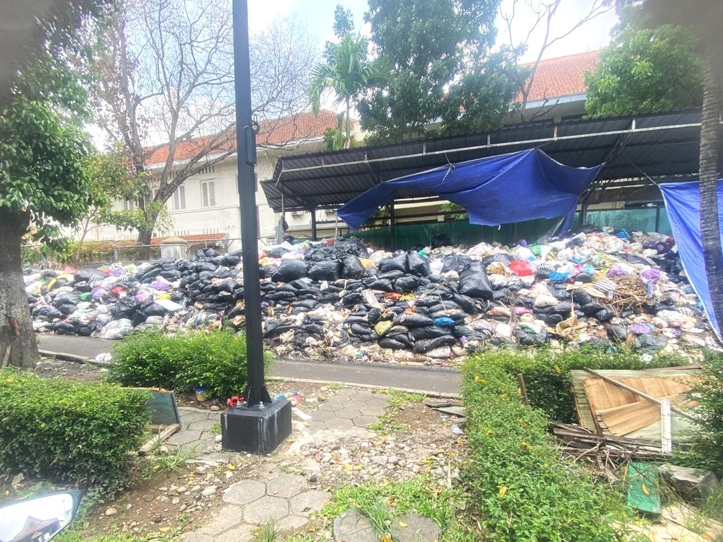 Indonesia: Authorities allow two years of uncollected garbage to pile up next to a church ...